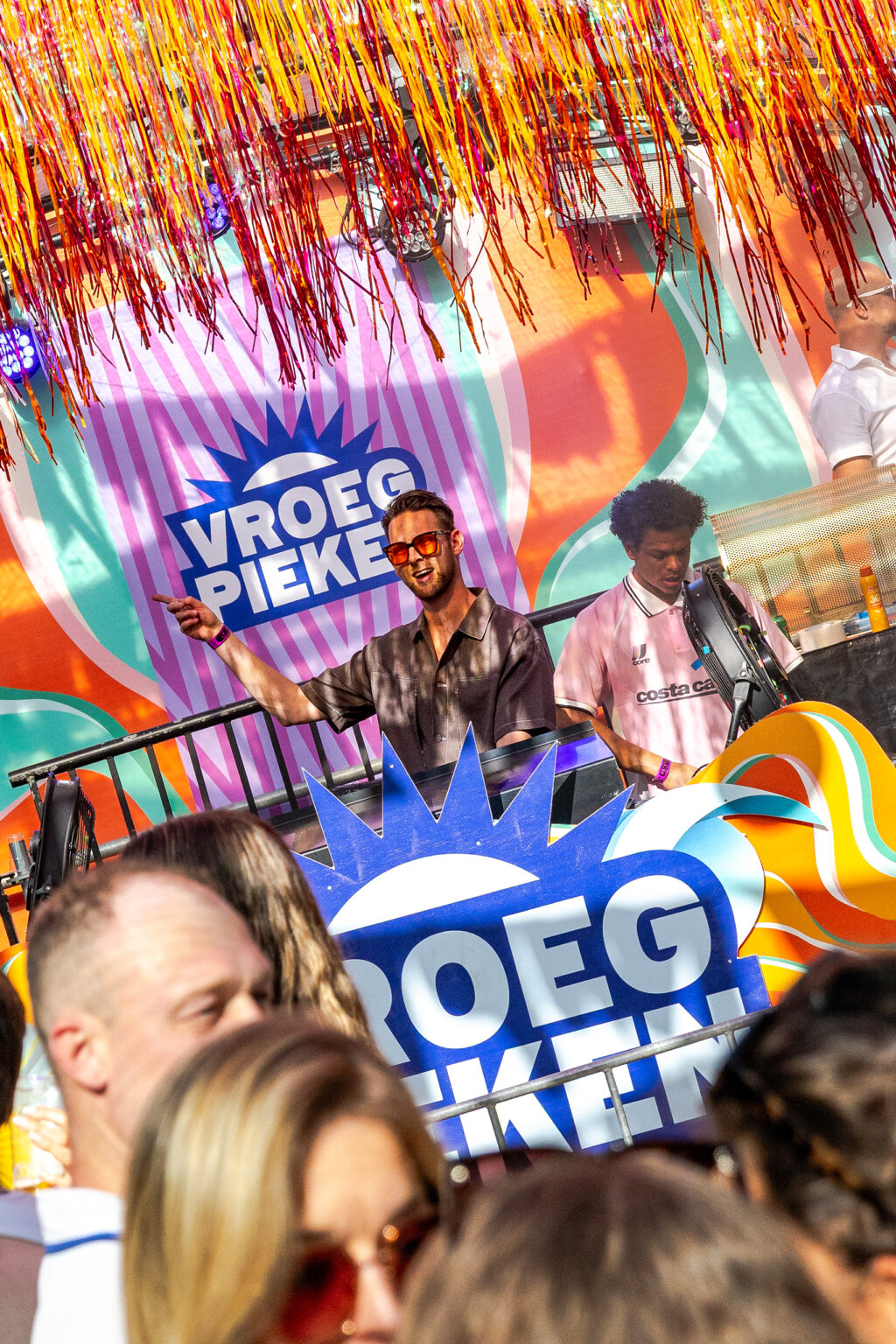In beeld: vernieuwde area’s en uitzinnige sfeer op 7th Sunday Festival ...